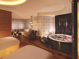 Roupa de alta qualidade, minibar, cofre no quarto, secretária