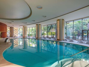 Piscina interior, piscina exterior sazonal 