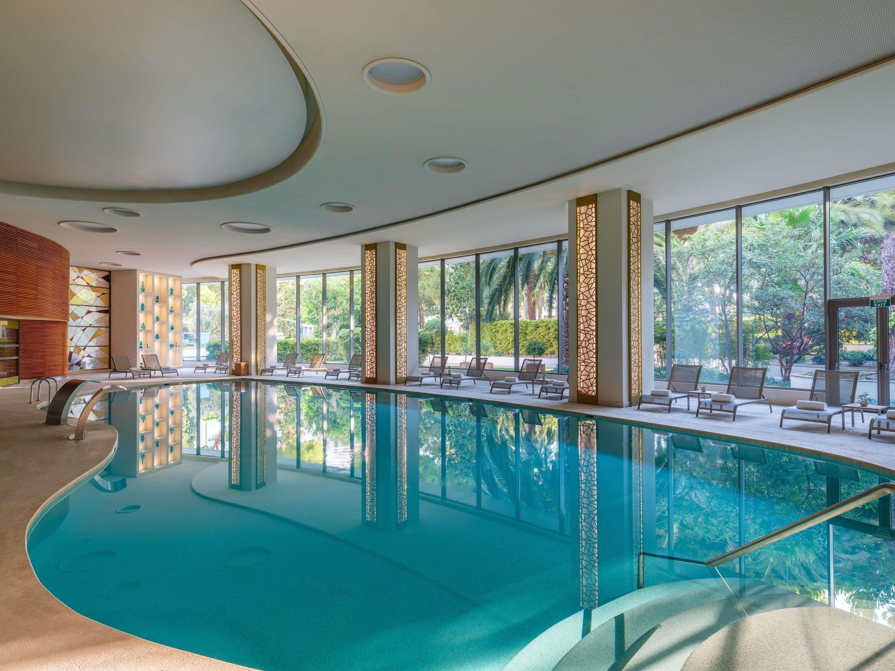Piscina interna, piscina externa sazonal