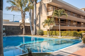 Piscina externa, funciona das 8h às 20h, espreguiçadeiras
