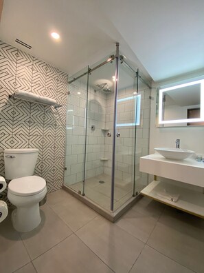 Quarto Standard | Casa de banho | Um polibã, toalhas fornecidas 