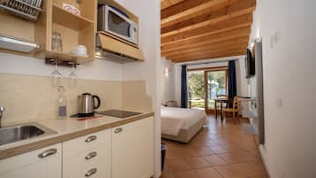 Studio Vista Lago | Cozinha privada | Um frigorífico, um micro-ondas, uma placa de cozinha