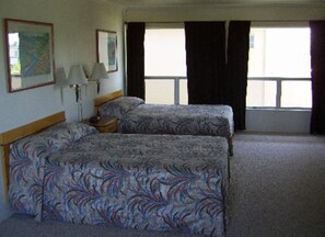 Quarto standard, 2 camas de casal, para não fumantes | Escrivaninha, cortinas blackout, roupa de cama