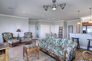 Suite Deluxe, 2 quartos, vista para o oceano | Sala de estar | Televisor de 42 polegadas com canais por cabo 