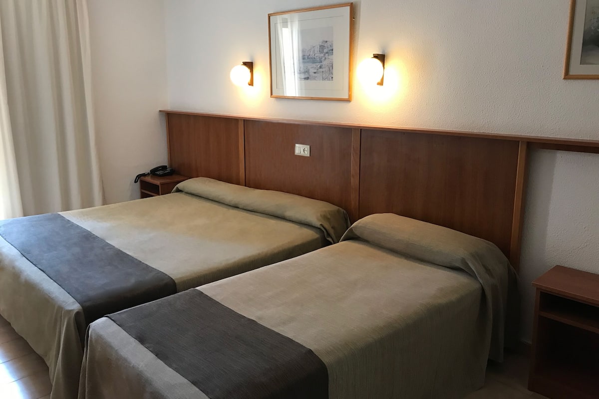 Quarto triplo | Cortinas blackout, berços (sobretaxa), roupa de cama