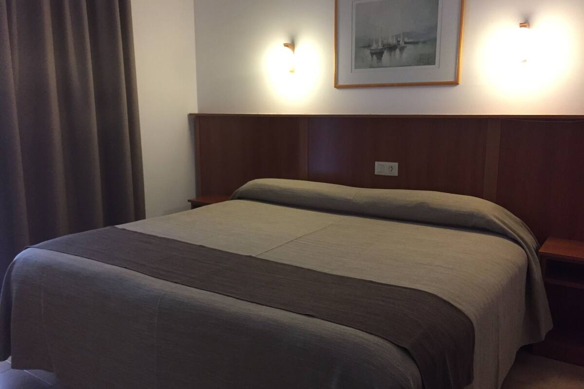 Cortinas blackout, berços (sobretaxa), roupa de cama