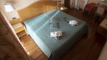 Quarto casal | Cofres nos quartos, escrivaninha, quartos à prova de som