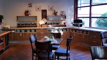 Pequeno-almoço tipo buffet diário (15 EUR por pessoa)