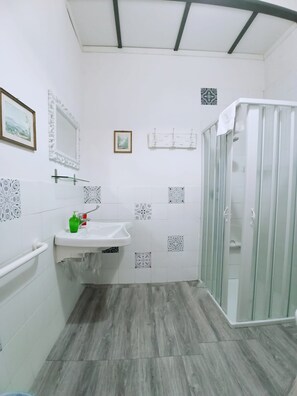 Quarto superior, 1 cama de casal, suíte, vista para a cidade | Banheiro | Chuveiro, chuveiro com efeito de chuva, produtos de toalete grátis 