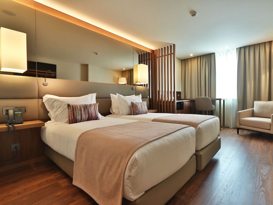 Quarto Twin Executivo | Minibar, cofre com capacidade para portátil, cortinas/cortinados opacos