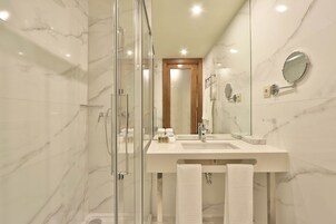 Quarto Duplo Superior | Minibar, cofre com capacidade para portátil, cortinas/cortinados opacos