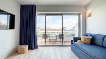 Suite, vista para a piscina | Cofre no quarto, cortinas/cortinados opacos, ferro/tábua de engomar