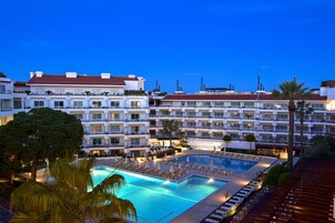 Piscina exterior, guarda-sóis, espreguiçadeiras 