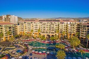 2 piscinas externas, guarda-sóis, espreguiçadeiras