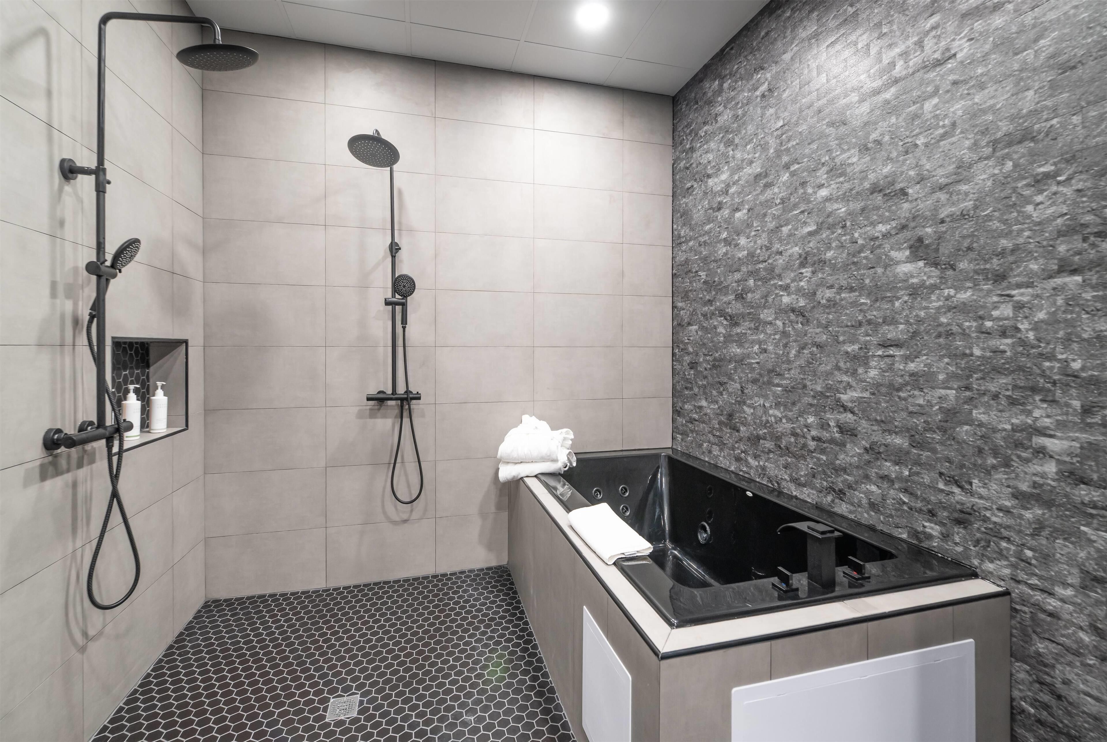 Suite, várias camas, não fumadores (The Grand Suite) | Casa de banho | Um polibã, produtos de higiene exclusivos, um secador de cabelo 