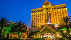 Um grande edifício de hotel com uma placa de destaque que diz "Dan Cham Palace".