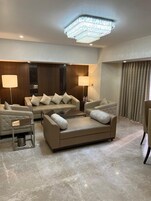 Minibar, cofre no quarto, secretária, cortinas/cortinados opacos 