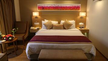 Frigobar, cofres nos quartos, escrivaninha, cortinas blackout