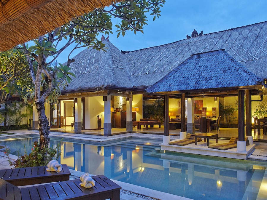 Vila família, 3 quartos, piscina particular | Frigobar, cofres nos quartos, individualmente decorados