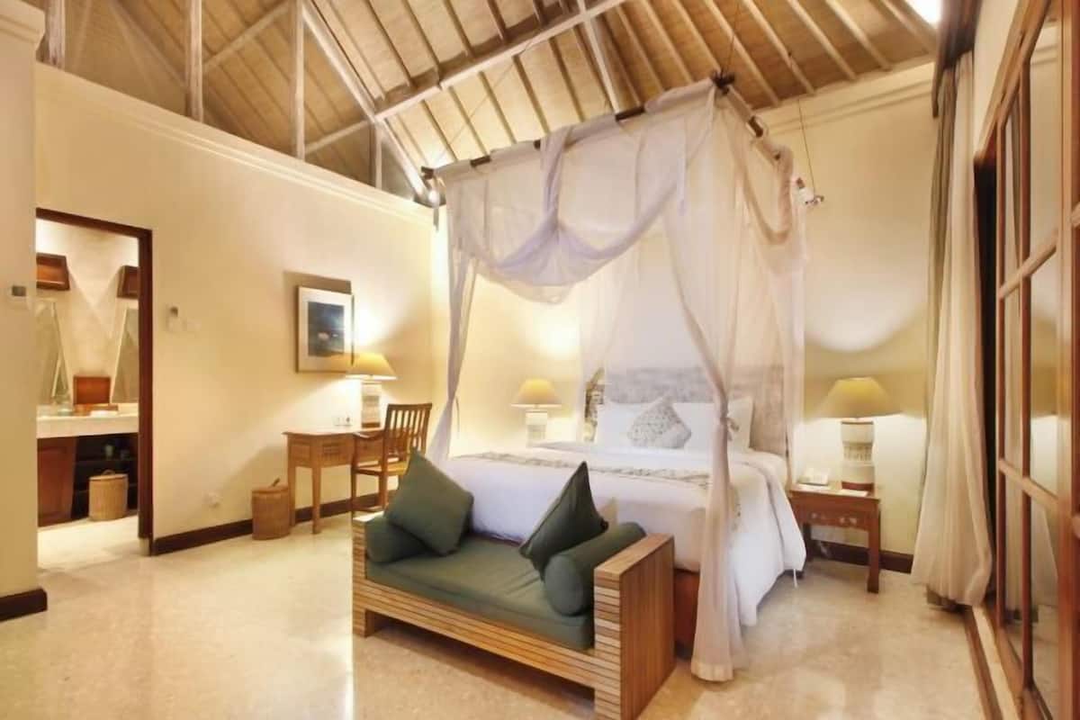 1 quarto, cofres nos quartos, escrivaninha