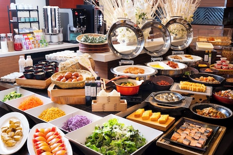 Pequeno-almoço tipo buffet diário (2000 JPY por pessoa) . Art Hotel Niigata Station