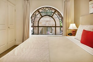 Apartamento Superior, 1 quarto | Camas de colchão pillowtop, cofre no quarto 