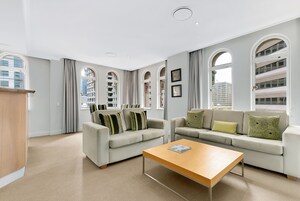 Apartamento, 2 quartos (Qu/Qu) | Sala de estar | Televisor de ecrã plano de 42 polegadas com canais digitais, Smart TV 