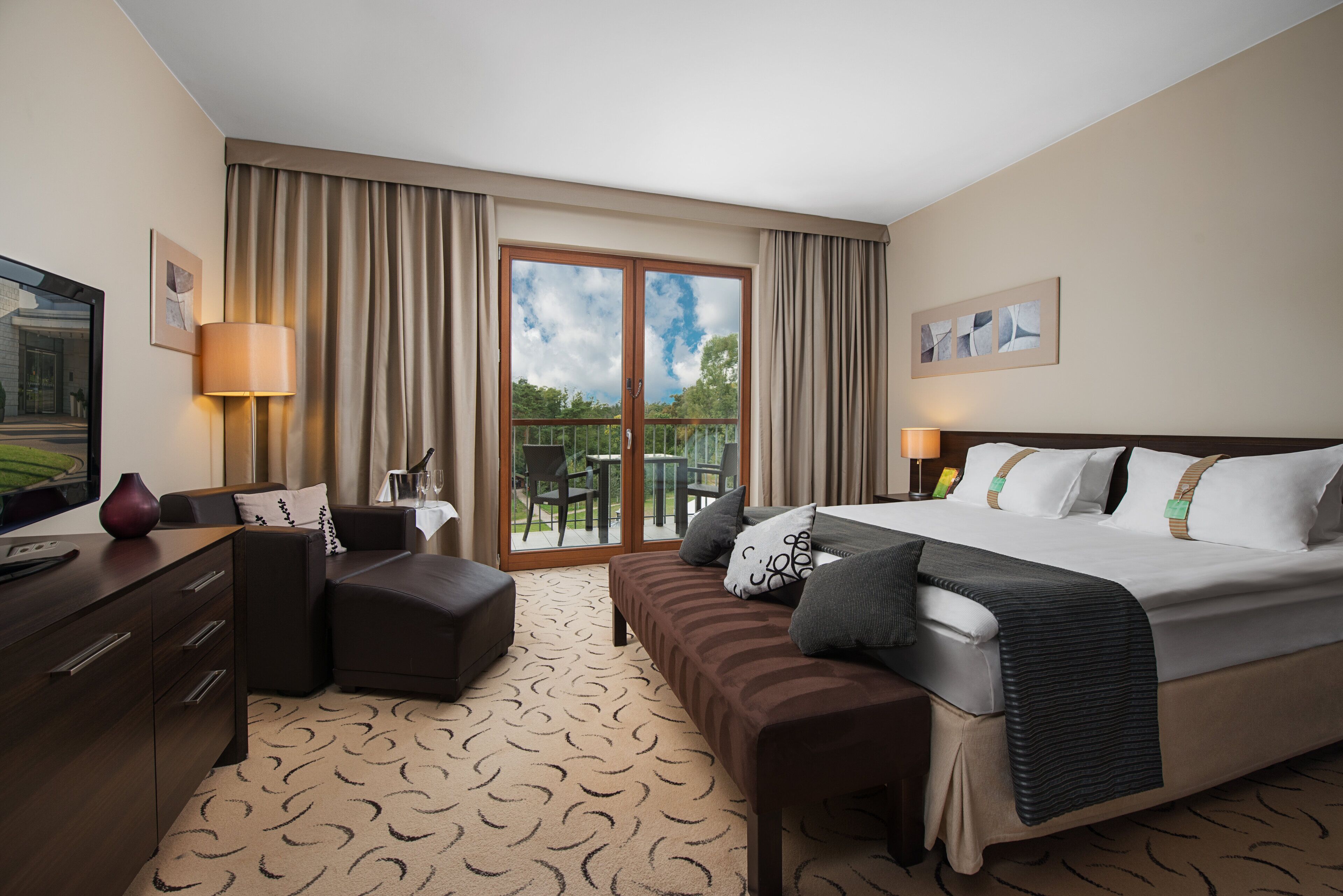 Holiday Inn Resort Warszawa Józefów****, an IHG Hotel in Warsaw: Find ...