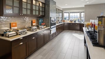 Café da manhã com buffet grátis todos os dias