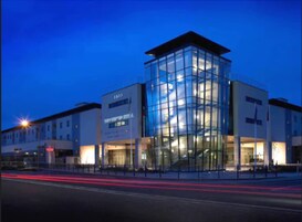 Fachada do alojamento (tarde/noite)