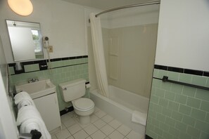 Quarto, 1 cama King | Banheiro | Chuveiro/banheira combinados, produtos de toalete grátis