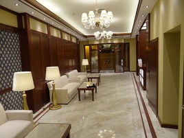 Quarto casal luxo | Área de estar no saguão