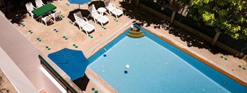 Piscina externa, espreguiçadeiras