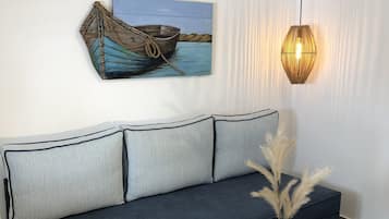 Superior Double room,Hot tub(Outdoor-split level) | Sala | TV de ecrã plano