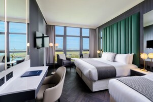 Quarto Triplo Deluxe | Lençóis de algodão egípcio, roupa de alta qualidade, secretária 