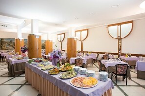 Pequenos-almoços, almoços, jantares servidos, cozinha regional