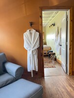 Suíte, banheiro privativo | Escrivaninha, ferros/tábuas de passar roupa, Wi-Fi de cortesia