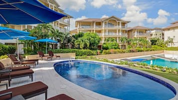 4 piscinas exteriores, guarda-sóis, espreguiçadeiras