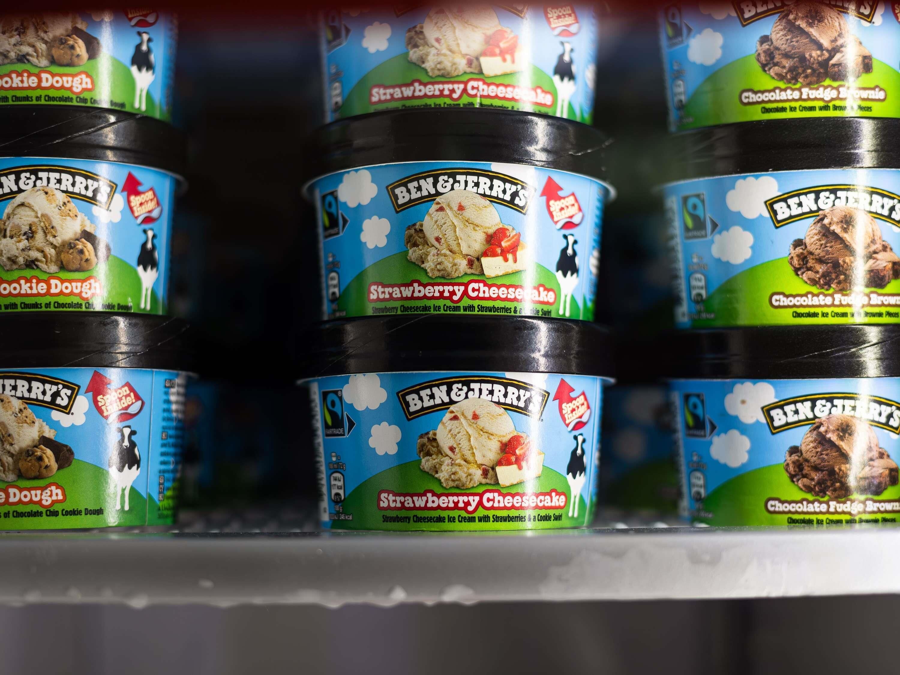 Recipientes de sorvete Ben & Jerry's em uma prateleira.