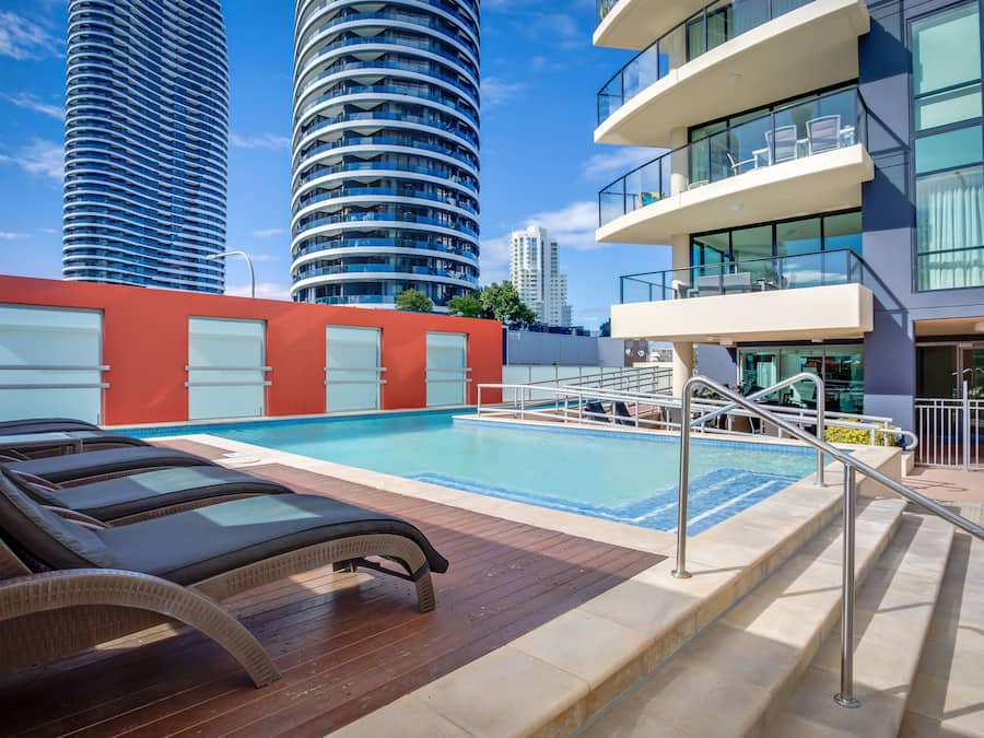 Piscina externa, espreguiçadeiras