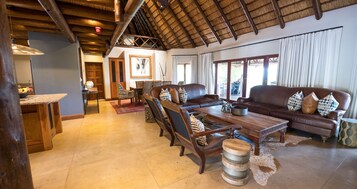 Roupa de alta qualidade, cofre no quarto, secretária 