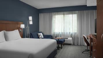 Quarto, 1 cama king-size e sofá-cama (Mobility/Hearing Accessible, Tub) | Secretária, cortinas/cortinados opacos, quartos insonorizados