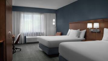 Quarto, 2 camas queen-size | Secretária, cortinas/cortinados opacos, quartos insonorizados