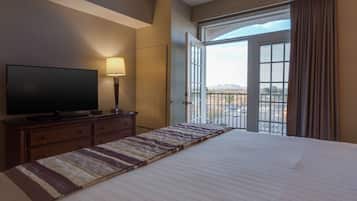 Suite, 1 cama king-size e sofá-cama, frigorífico e micro-ondas (2 Rooms, Terrace) | 1 quarto, secretária, cortinas/cortinados opacos