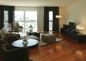 Executive Suite | Roupa de alta qualidade, edredões de penas, minibar, cofre no quarto