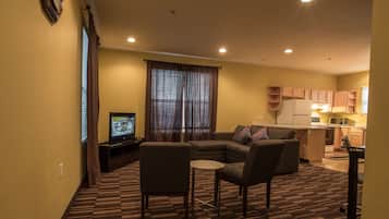 Suite, 1 cama king-size e sofá-cama | Sala de estar | Televisor de 36 polegadas com canais por cabo, leitor de DVD