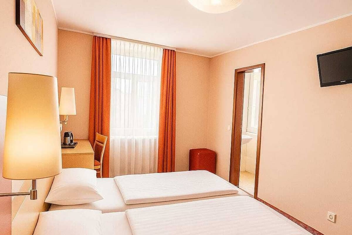 Minibar, cofre no quarto, secretária, cortinas/cortinados opacos 