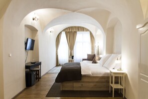 Quarto Quádruplo | Roupa hipoalergénica, minibar, cofre no quarto, secretária