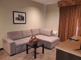 Suite, 1 cama king-size | Sala de estar | Televisor 