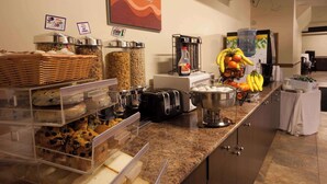 Um buffet de café da manhã com diversas opções de comida e um espaço para café.